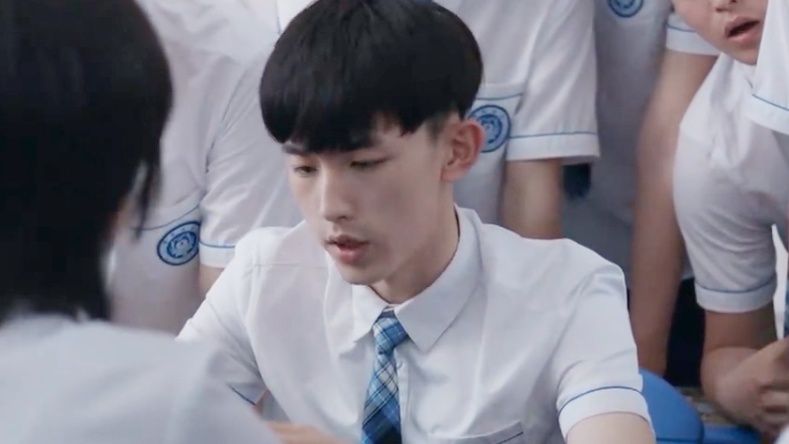 学渣用计算器炸金花,结果学霸来了更狠的,直接拿它玩CS