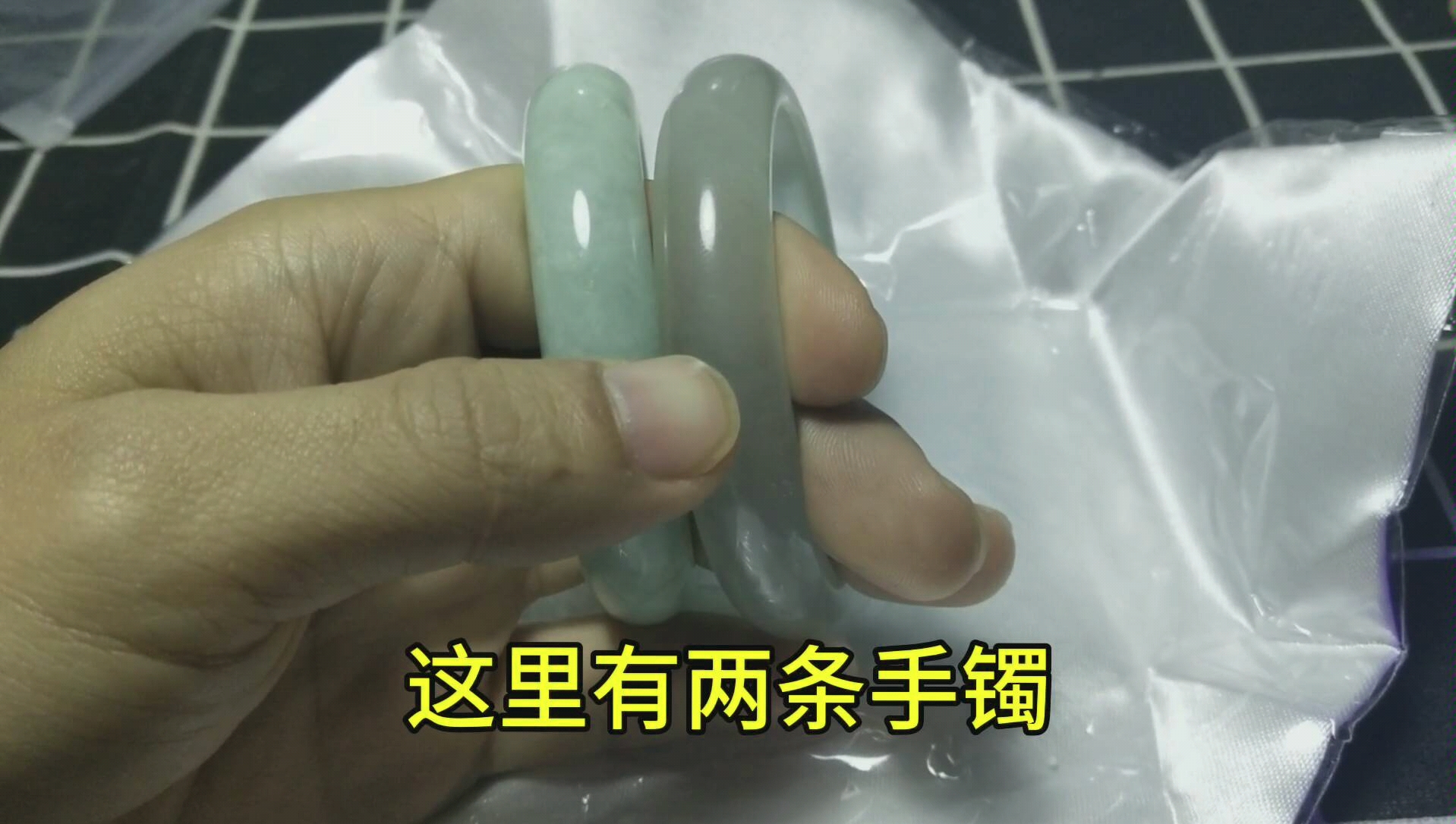 教你一招辨别翡翠手镯真假的办法