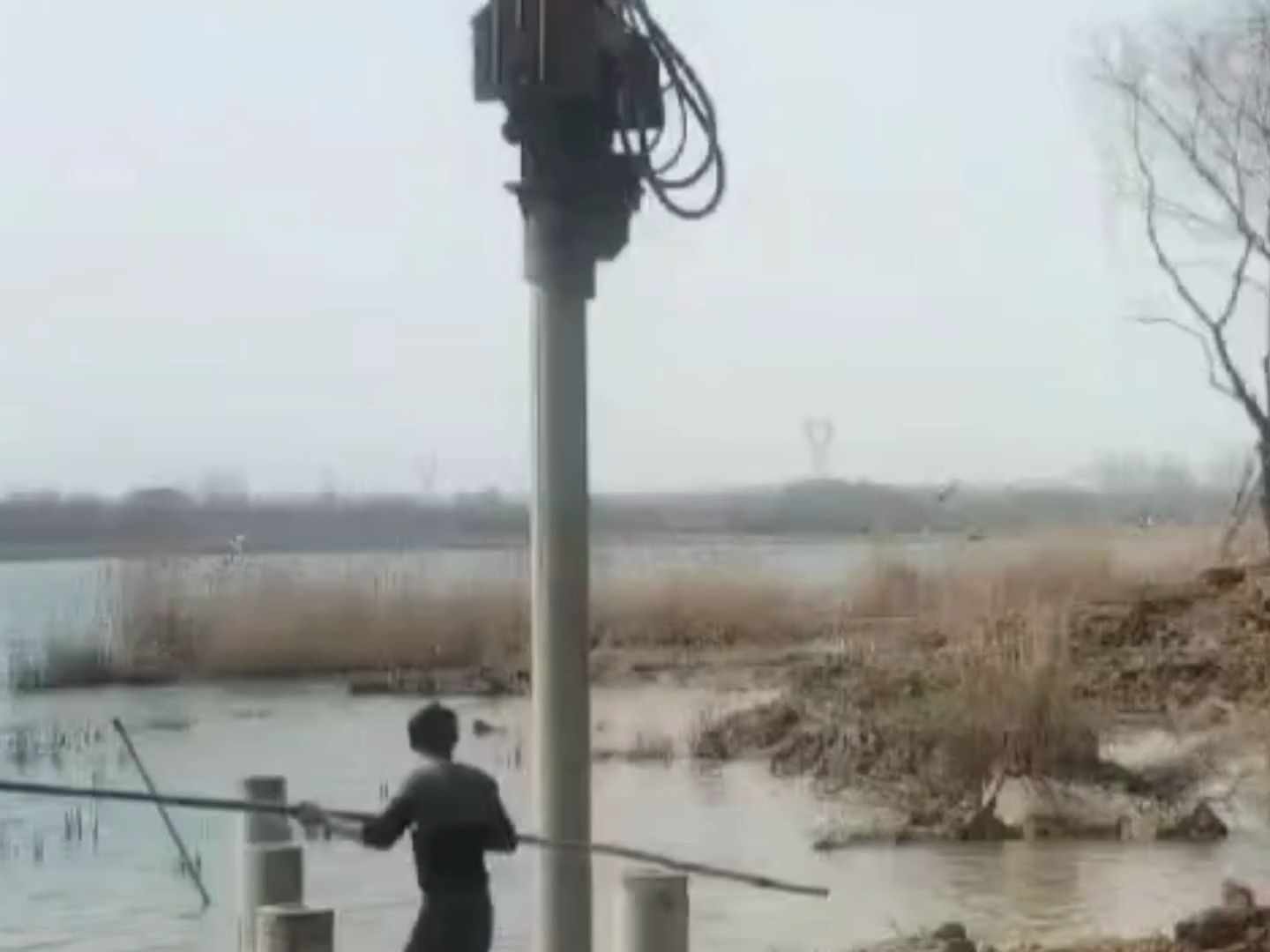挖掘机打桩施工,液压振动打桩机