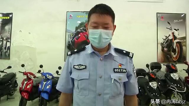 究竟该如何挑选佩戴头盔 ?荆州交管局民警李辉为你现场演示
