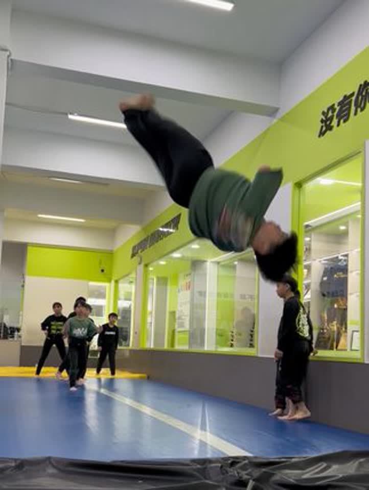 ...批发我们是专业 #课堂训练花絮 #空翻 #危险动作请勿模仿 #空翻教学