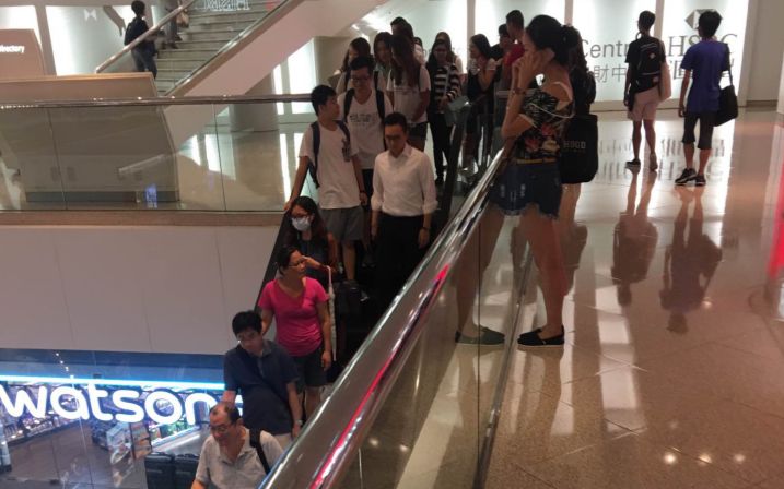 正确扶梯的乘坐:上海香港都是错的,二线城市更文明先进?