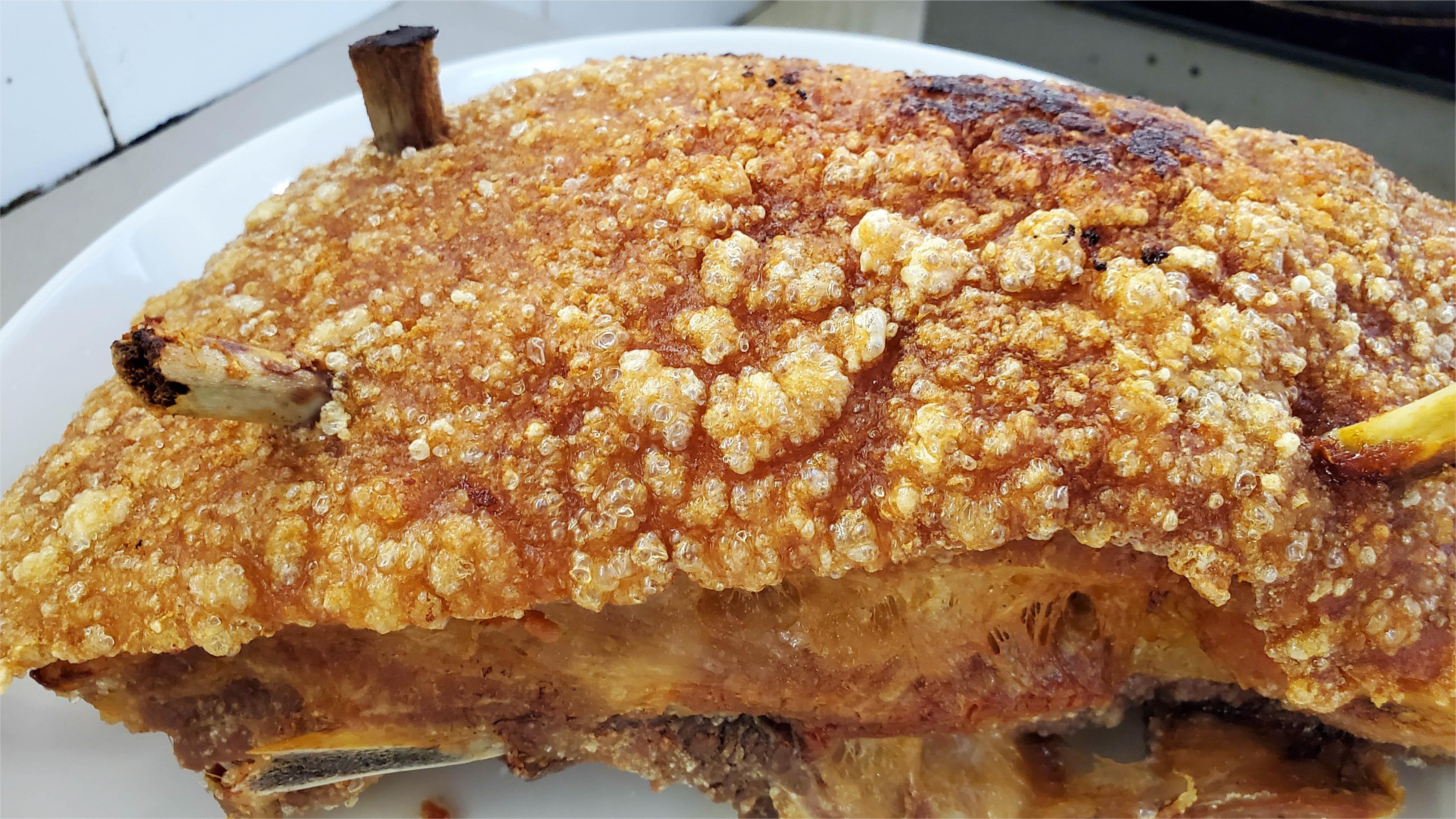 脆皮五花肉,扎孔抹盐又抹醋还炸不起泡?教你关键一步,一次成功
