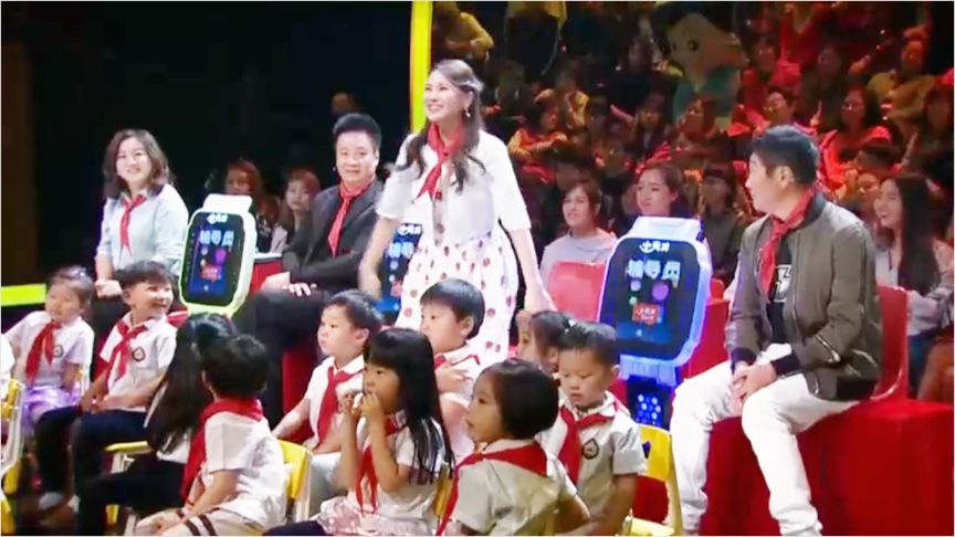 小男孩对着动物唱歌,伊能静就模仿鹦鹉跳起舞来,太搞笑了!