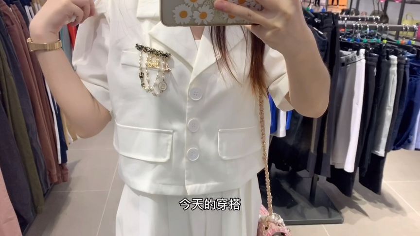 洋子第一次来唯品会线下店逛,品牌运动鞋只要99一双好划算