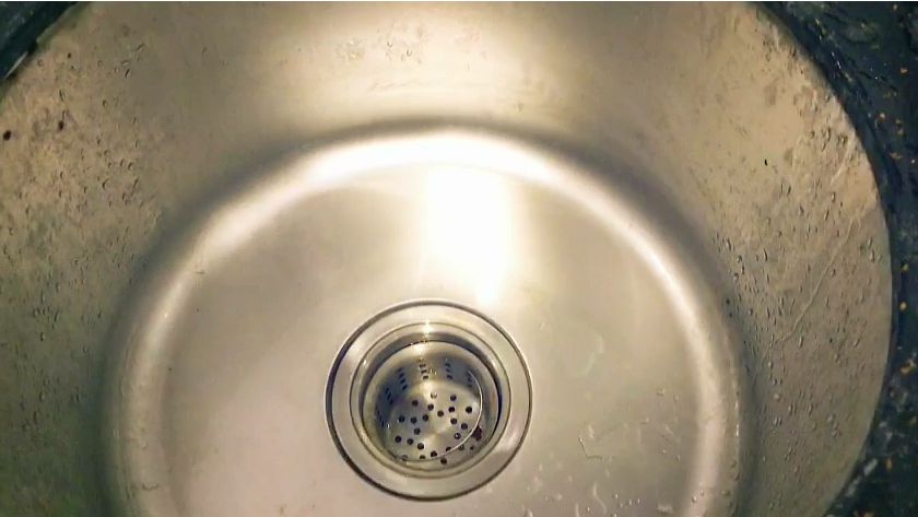 原来不锈钢水槽要这么洗才彻底,难怪我家的洗完一点也不亮