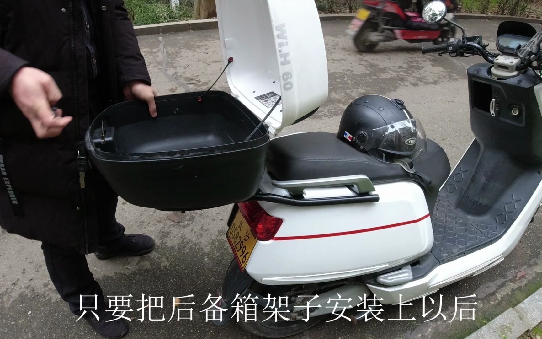 小牛电动车安装快拆后备箱 待业在家经济压力特大准备去送外卖