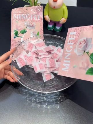 回南天来了潮湿发的季节真的很需要给衣柜放上这个#樟脑丸 ,别等衣服...