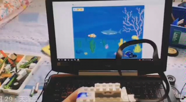 scratch与wedo2.0结合,倾斜传感器当做遥控器操控大鲨鱼
