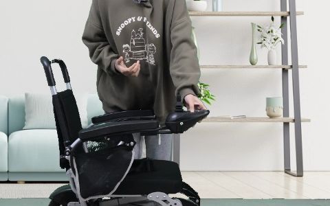 可以一键电动折叠,老人也可轻松操作