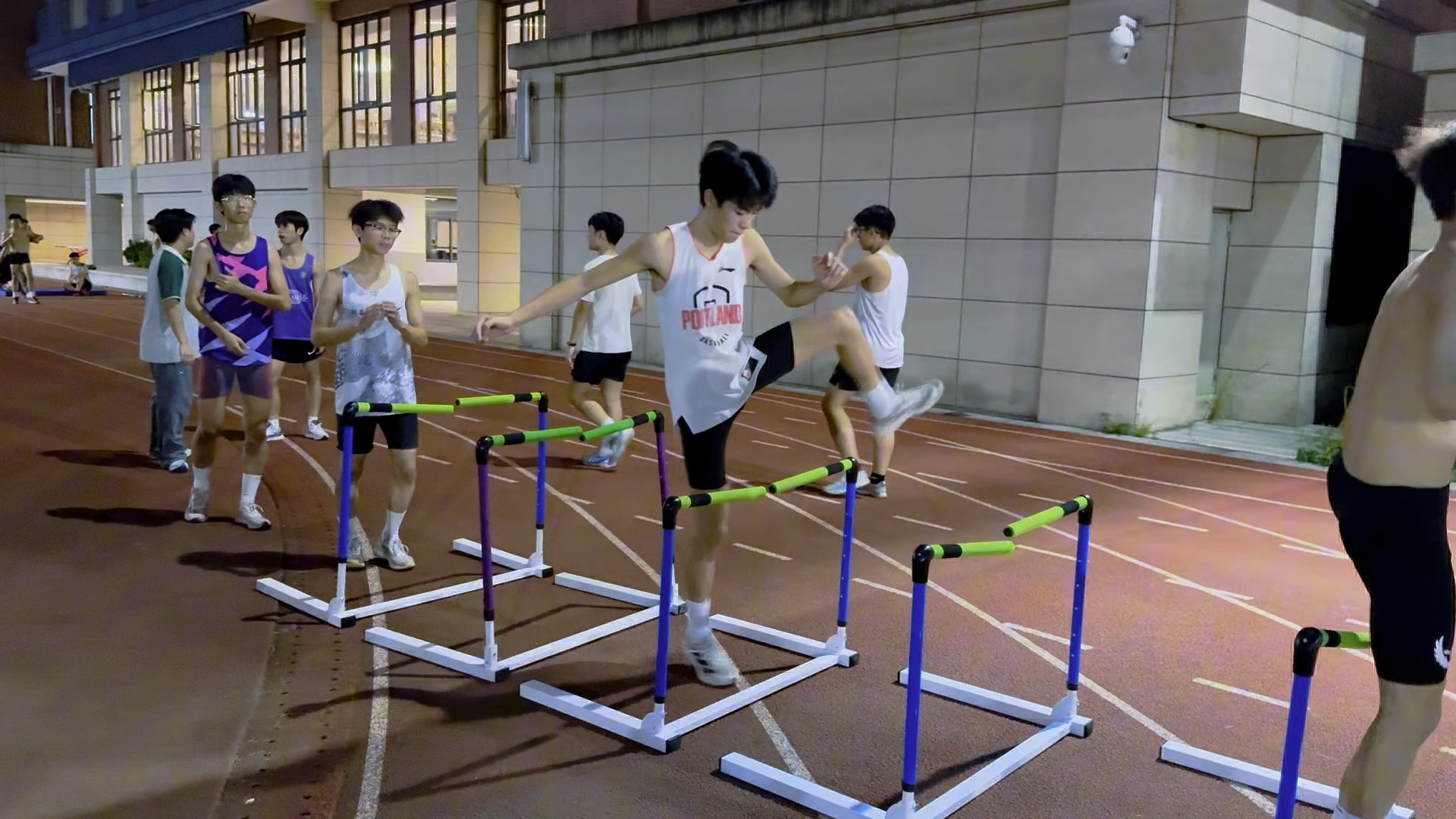 连续跨栏架送髋练习的核心作用是专项强化下肢爆发力与送髋技术,是...