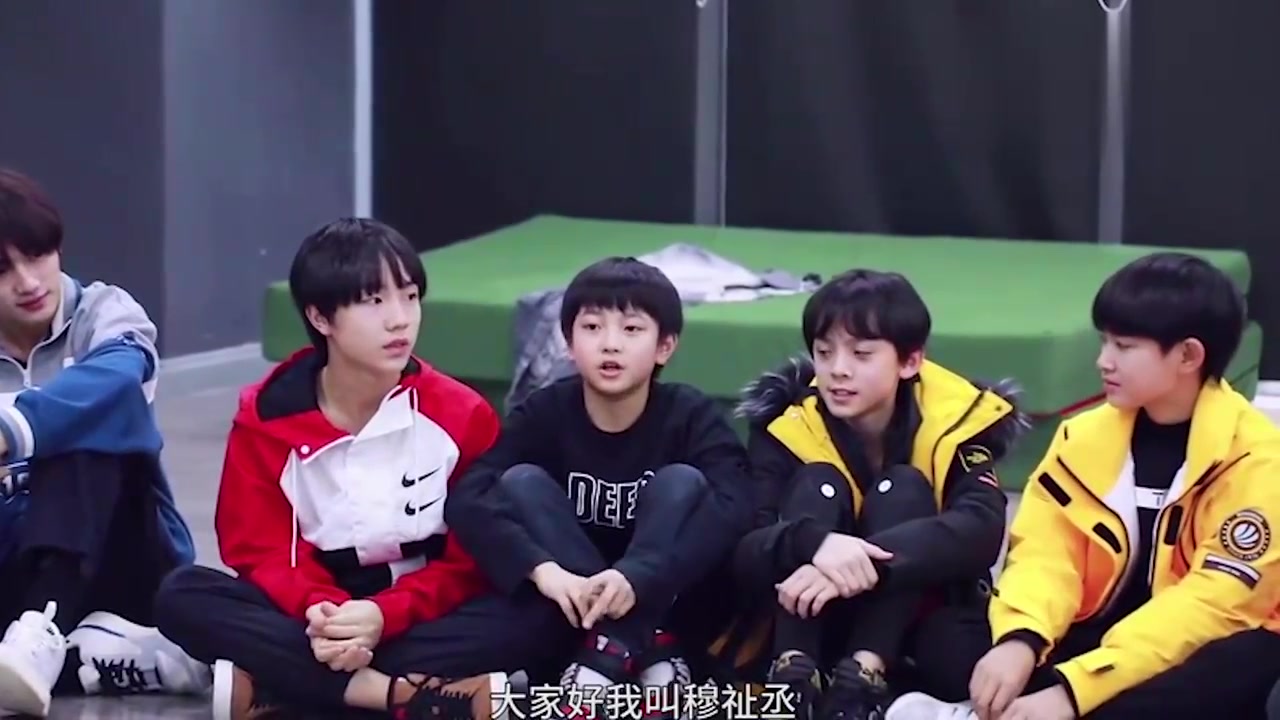 《时代少年团》与TF家族第三代正式见面,师兄弟一起做游戏