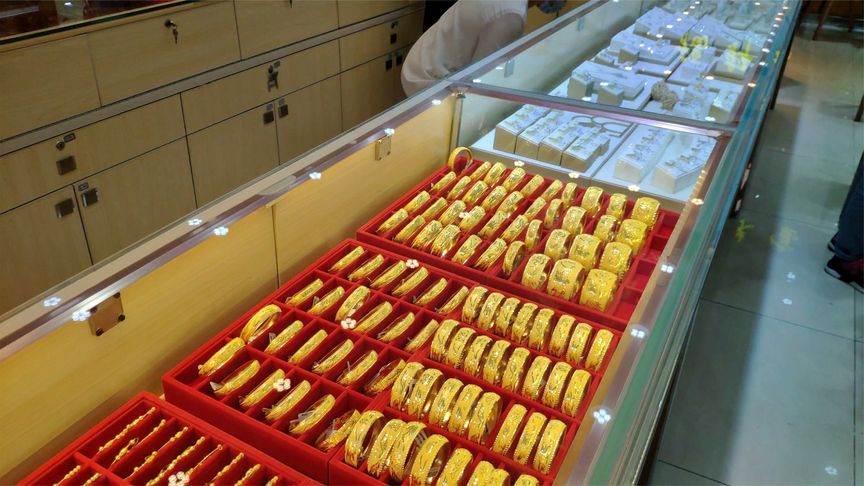 现在黄金价格怎么样?今天去珠宝市场转了一圈,发现买的人还不少