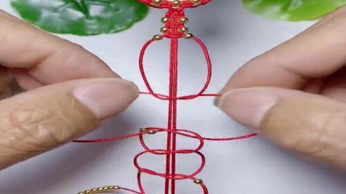 编手绳有很多方式,眼前的这招,是最简单易操作的!