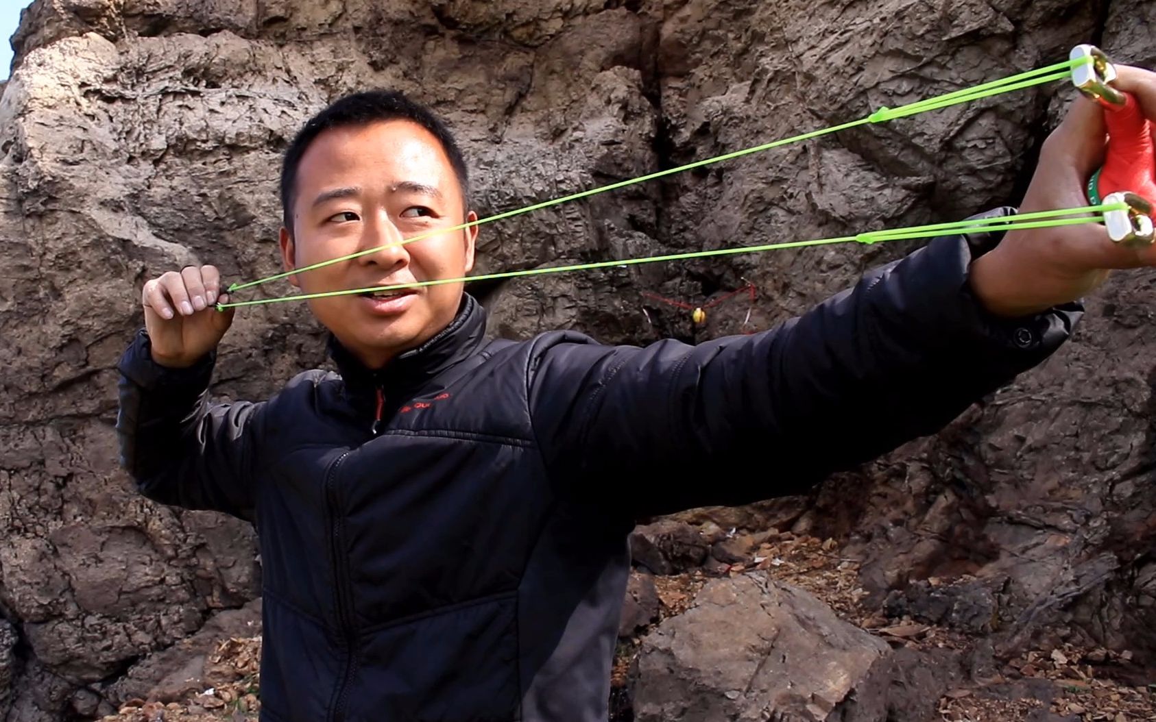 传统弓如何速射?这个方法稳准狠快,实用弹弓技巧