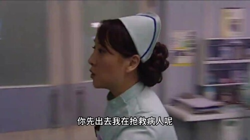 医生紧急抢救病人,却被家属突如其来的举动打断!