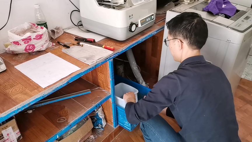 带你走进极少展露的眼镜片车边坊,先进的磨边机,也需娴熟技能人