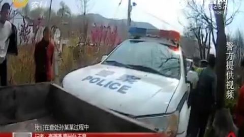 酒驾司机驾车逃窜,被追急停车,又接着倒车撞坏警车