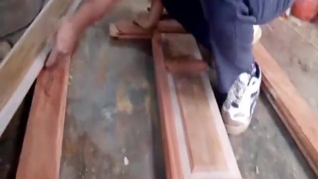 老木匠给自己家做了一个精致的木门,看着比新的还要高大尚!