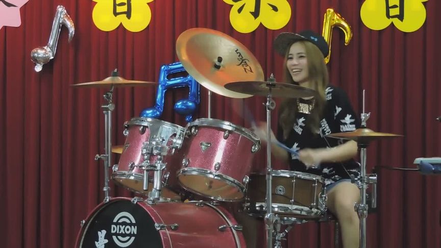 陈曼青你好漂亮,架子鼓叮叮咚咚节奏感超强!