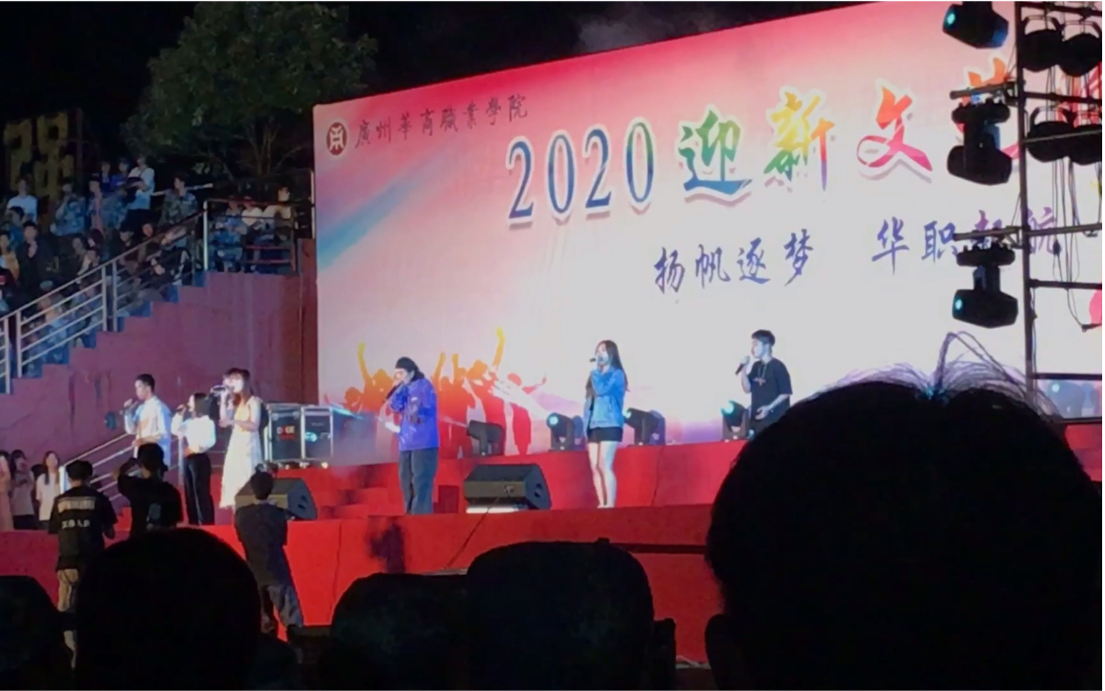 【高能预警】盘点校园文艺晚会上的神仙合唱团!真的巨好听!爱了爱了!