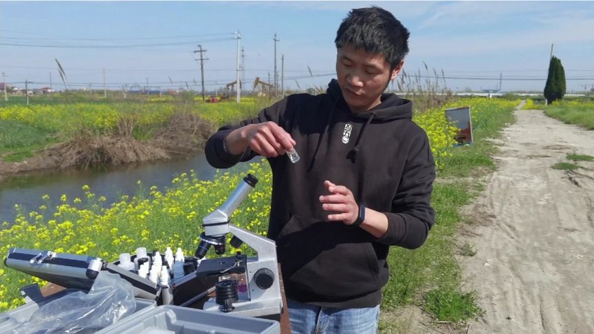 最近养殖水质安全很重要,小伙专门过来测量指标。