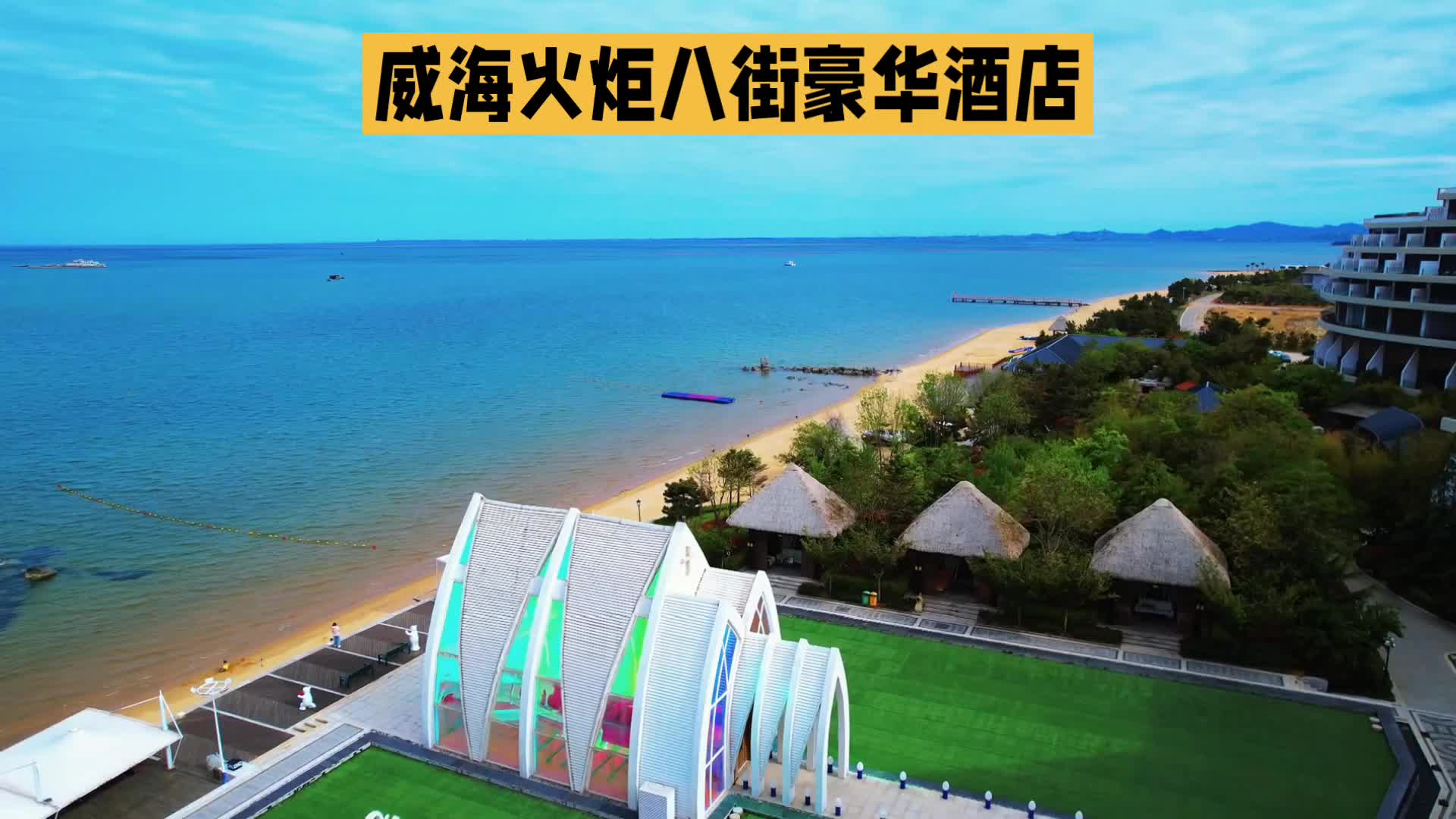 ...客房设计 现代而温馨的客房设计,配备高品质床上用品和设施。#酒店