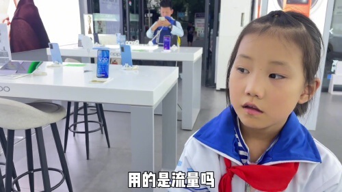 开学了,妈妈兑现承诺买电话手表!杨可喜欢的不得了,回家就显摆