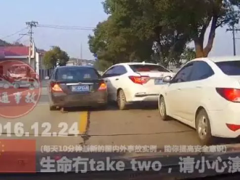 中国交通事故合集20161224:恐怖的车祸瞬间行车记录仪监控拍下现场,...