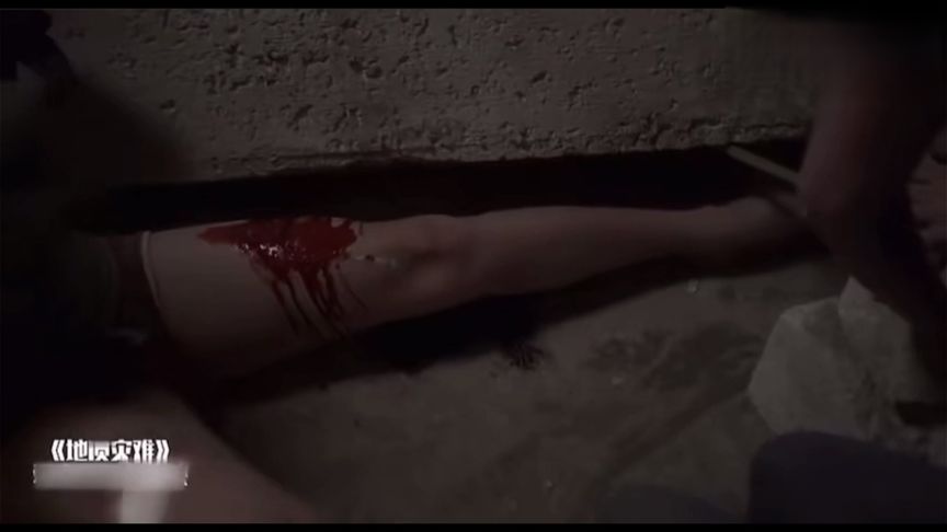 电影:女孩扯下自己的衣服当止血绷带,她们能否完成灾难中的自救