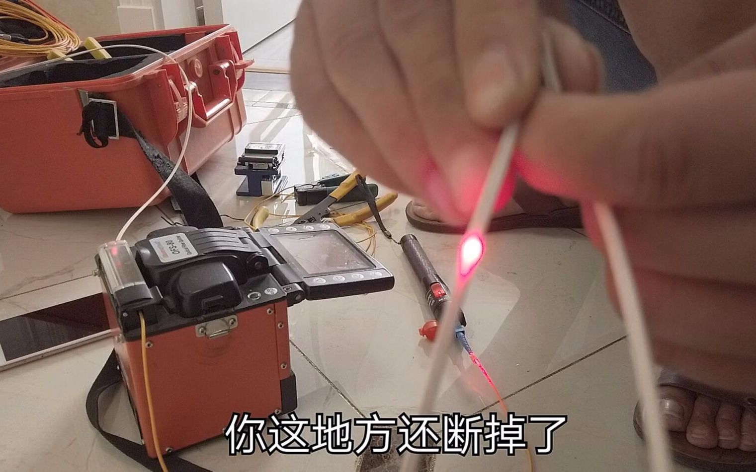 移动师傅发现用户家的网线断了,这种情况下根本没办法去熔纤接线