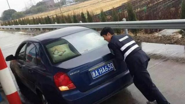 汽车电瓶没电打不着火,到底能不能推车启动?