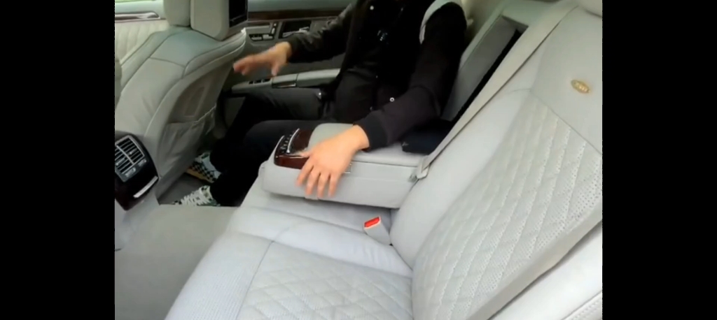 奔驰S 65车载冰箱可放些什么东西?后面知道