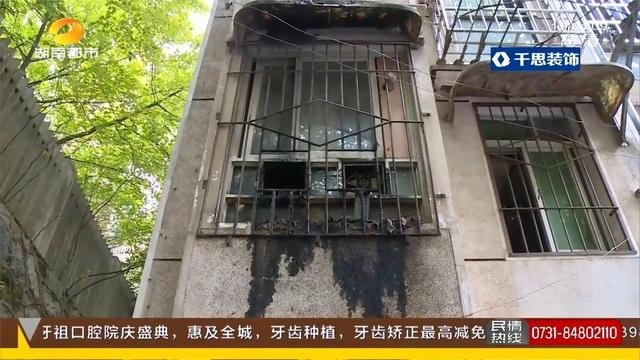 长沙一小区民宅突然失火,保安到场后当机立断,直接破窗灭火