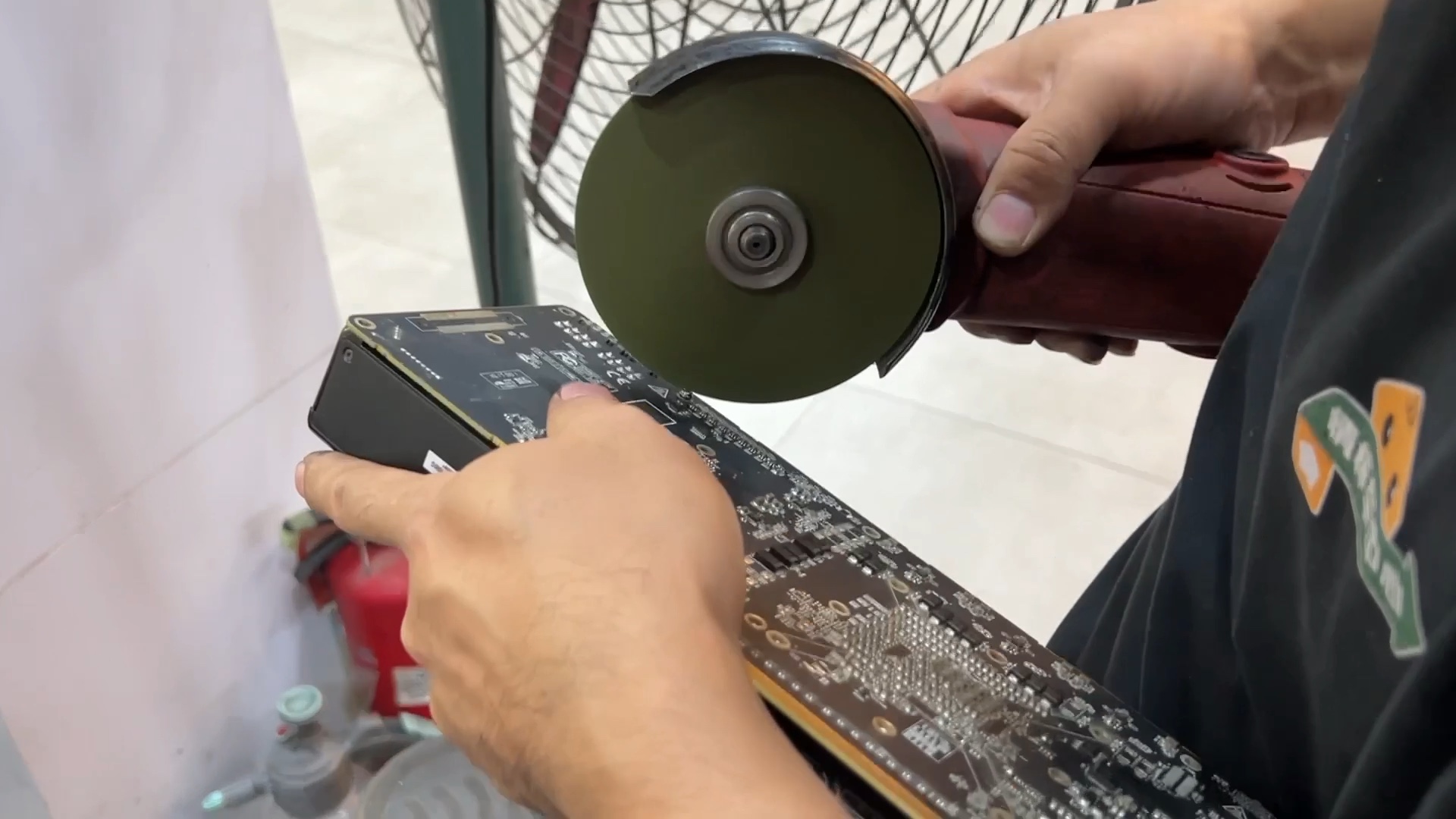 硬核修显卡,把专业的事交给业余的人鸠做吧