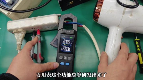 这个功能总算研发出可以同时测电流电压的万用表太方便了