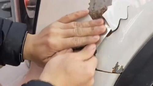 保留原漆修复它不香吗,竟把车漆全部掀掉,真怀疑维修小哥是新手
