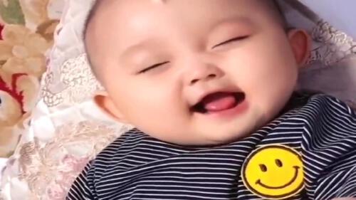 小情人被妈妈用卫生纸逗,笑的真开心,一颗老阿姨心都要化了!