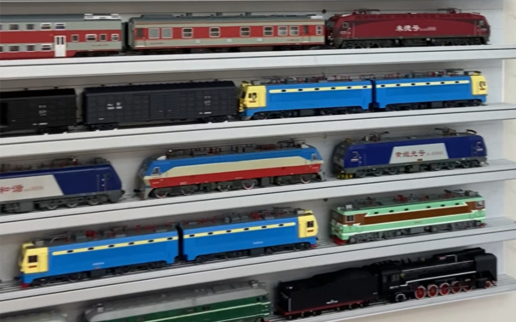 一年一度的沙盘拆除重建工作正式开始 第一步先从火车安家开始