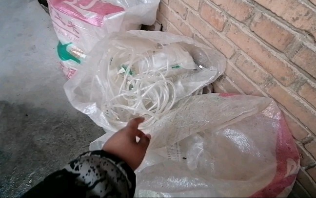 尿毒症晚期在家做透析,用过的透析空袋子和箱子,太多了只是一部分