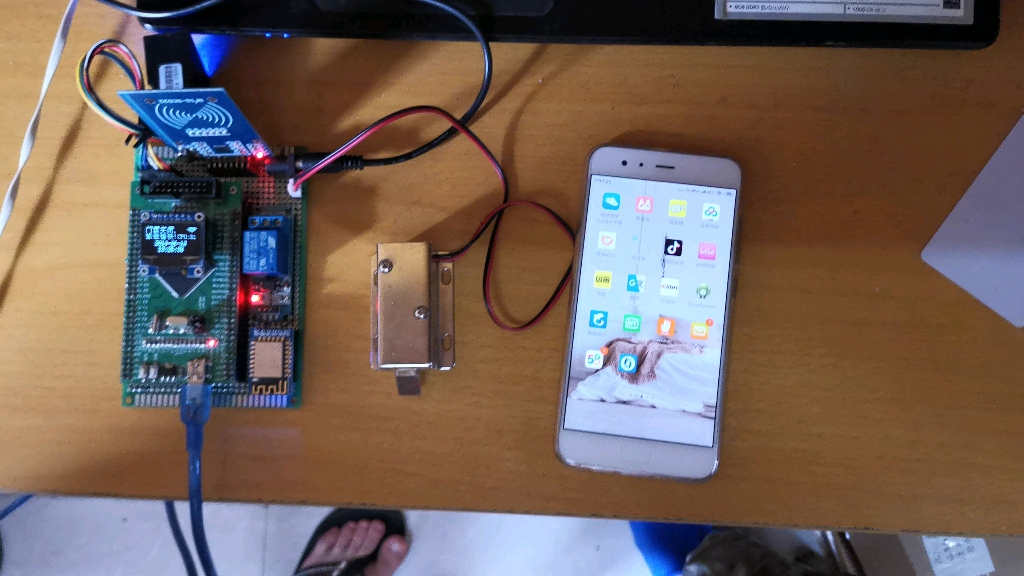 一个集成app,指纹,ic卡模式的门禁系统,支持远程开门,以linux服务器做...