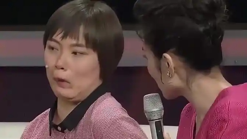 脑瘫患者现场演示用脚打字,双脚在键盘上不断敲击,跟双手一样灵活