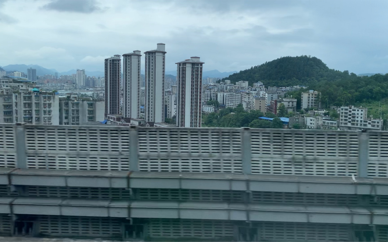D8575次(桐梓东-遵义段,座位号:07车15A号,并交汇D1852次列车,...