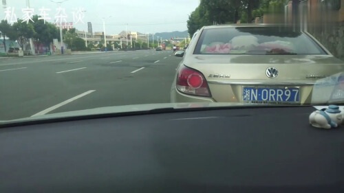新手侧方位出车,如何判断车头右前方不碰到前车车尾?