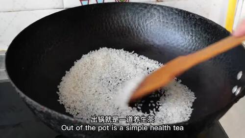 把大米放锅炒一炒,出锅就是一道养身茶,节日过后多喝它清肠刮油