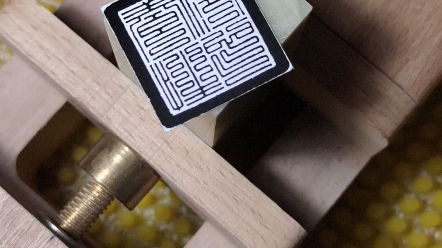 篆刻中效果最好的一种印稿上石方法。