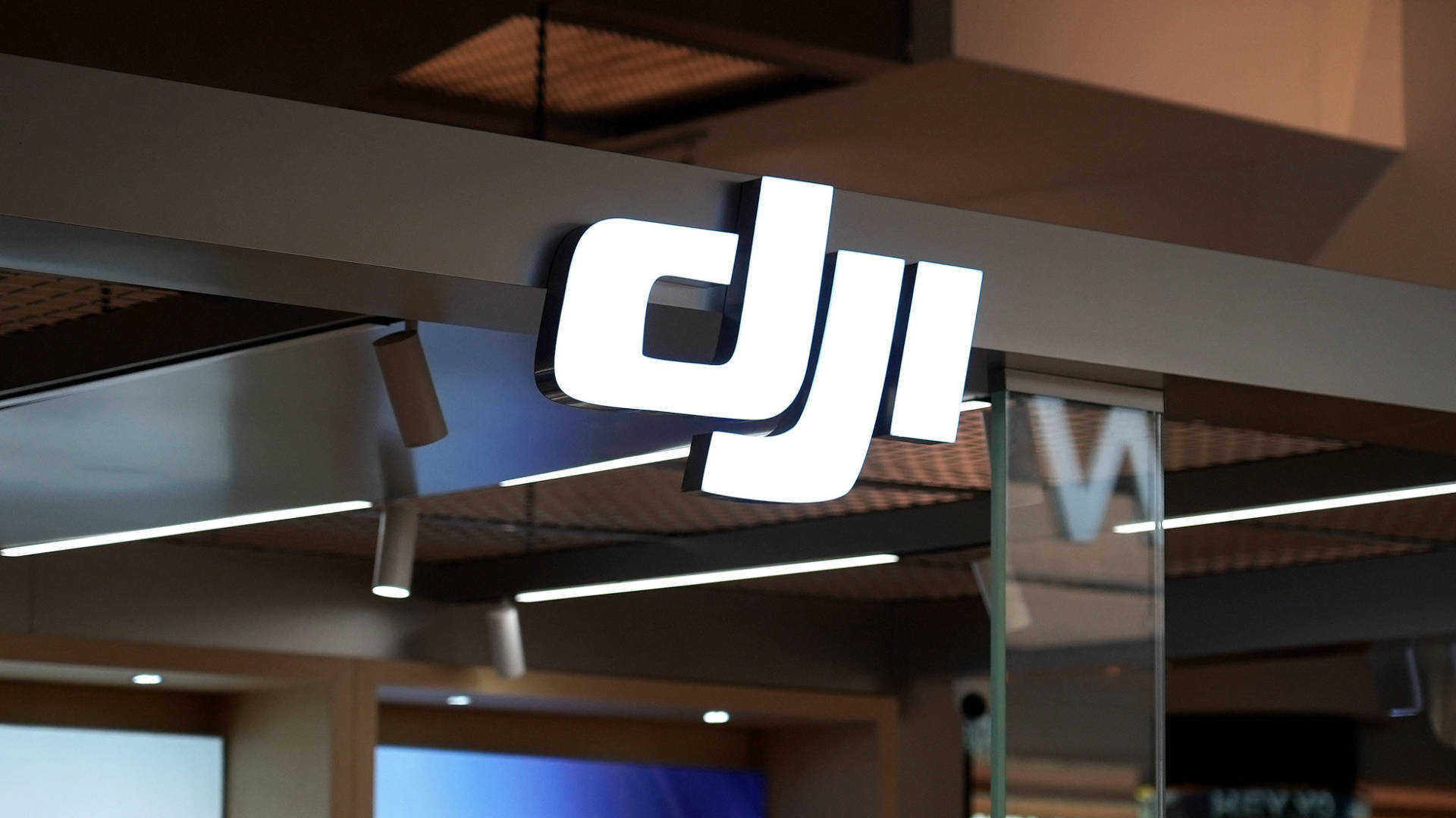 大疆前副总裁袁某,被公安机关刑事拘留,曾在大疆任职5年,全面负责...