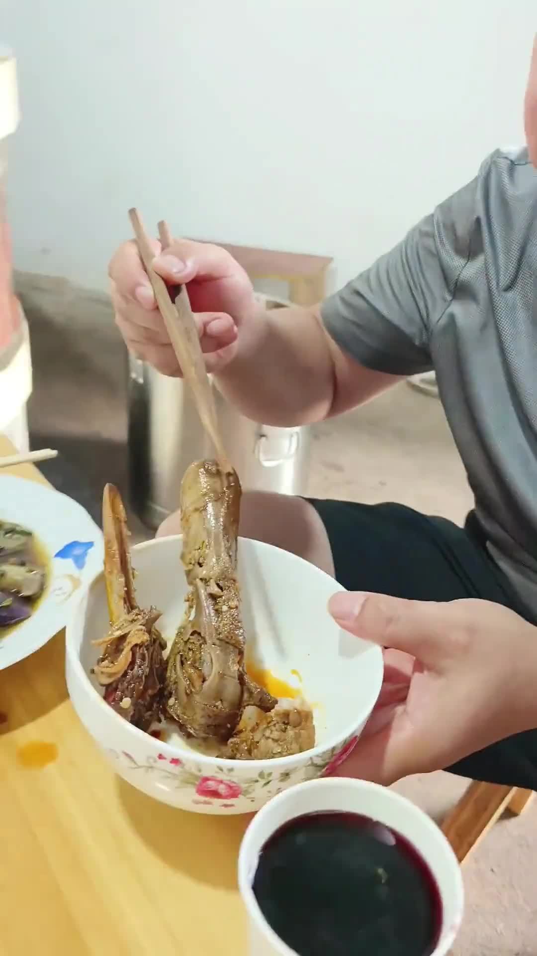 这几天杨哥心情不好,因为单位给他评了个C,办公室打电话来跟杨哥说...