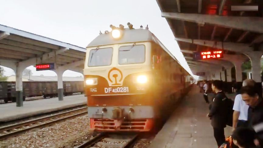 皖赣铁路万年站 DF4D牵引鹰潭至上海K784次列车进站停靠