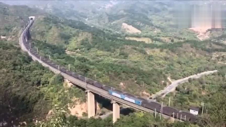 中国列车三万吨重载,两车惊艳交汇!世界奇迹大秦铁路实拍,自豪